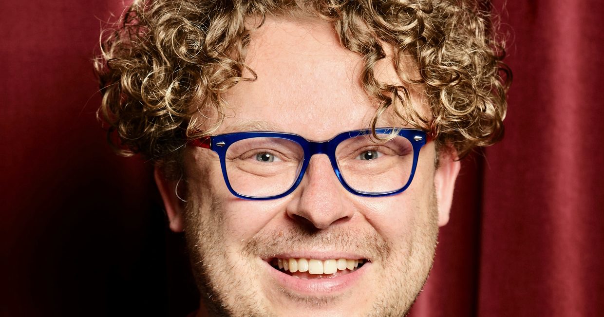 Die Stadtzeitung - In Stößels Komödie gehen (leider) die Lichter aus!