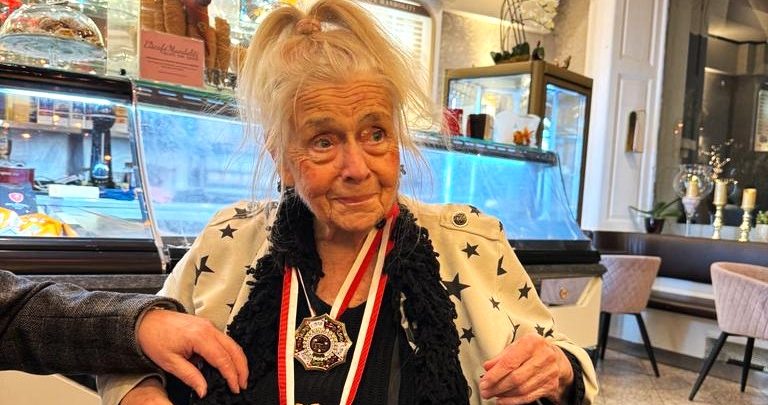 Die Stadtzeitung - Lore Duwe lässt die Ehren- und Prinzengarde antanzen